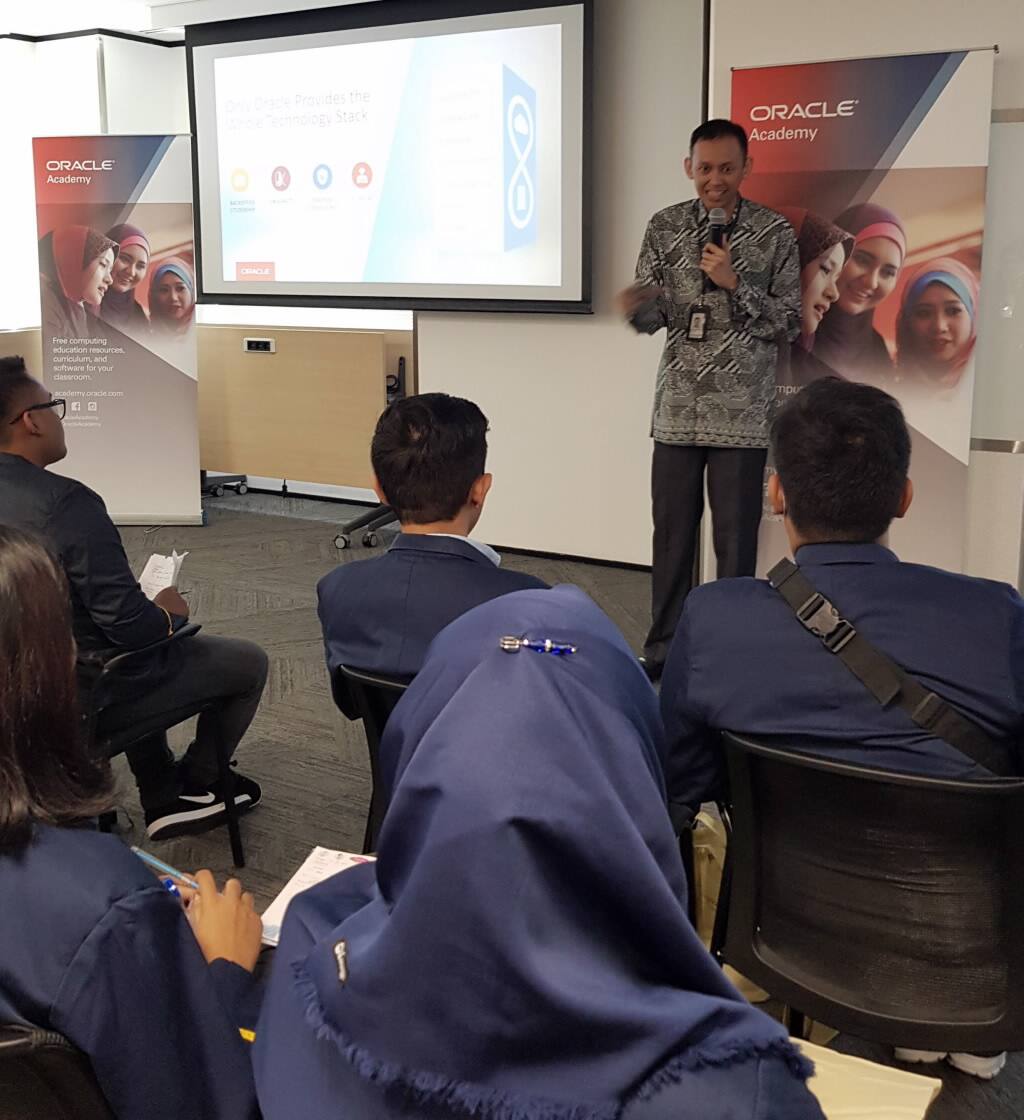 IT Students Make Industry Visit with Oracle Indonesia